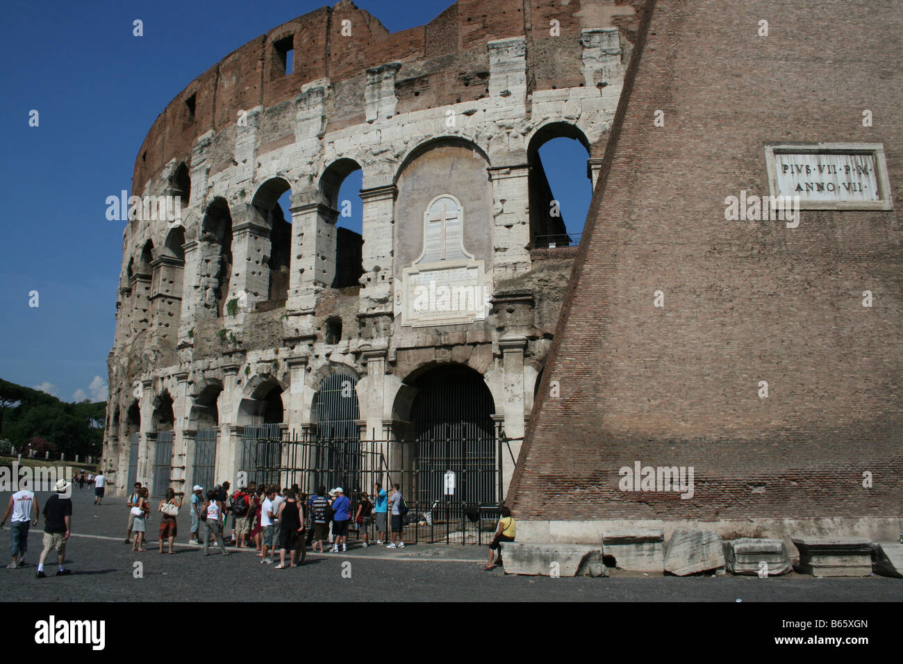 Tourist gather outside the Coliseum, Rome, Italy Stock Photo - Alamy