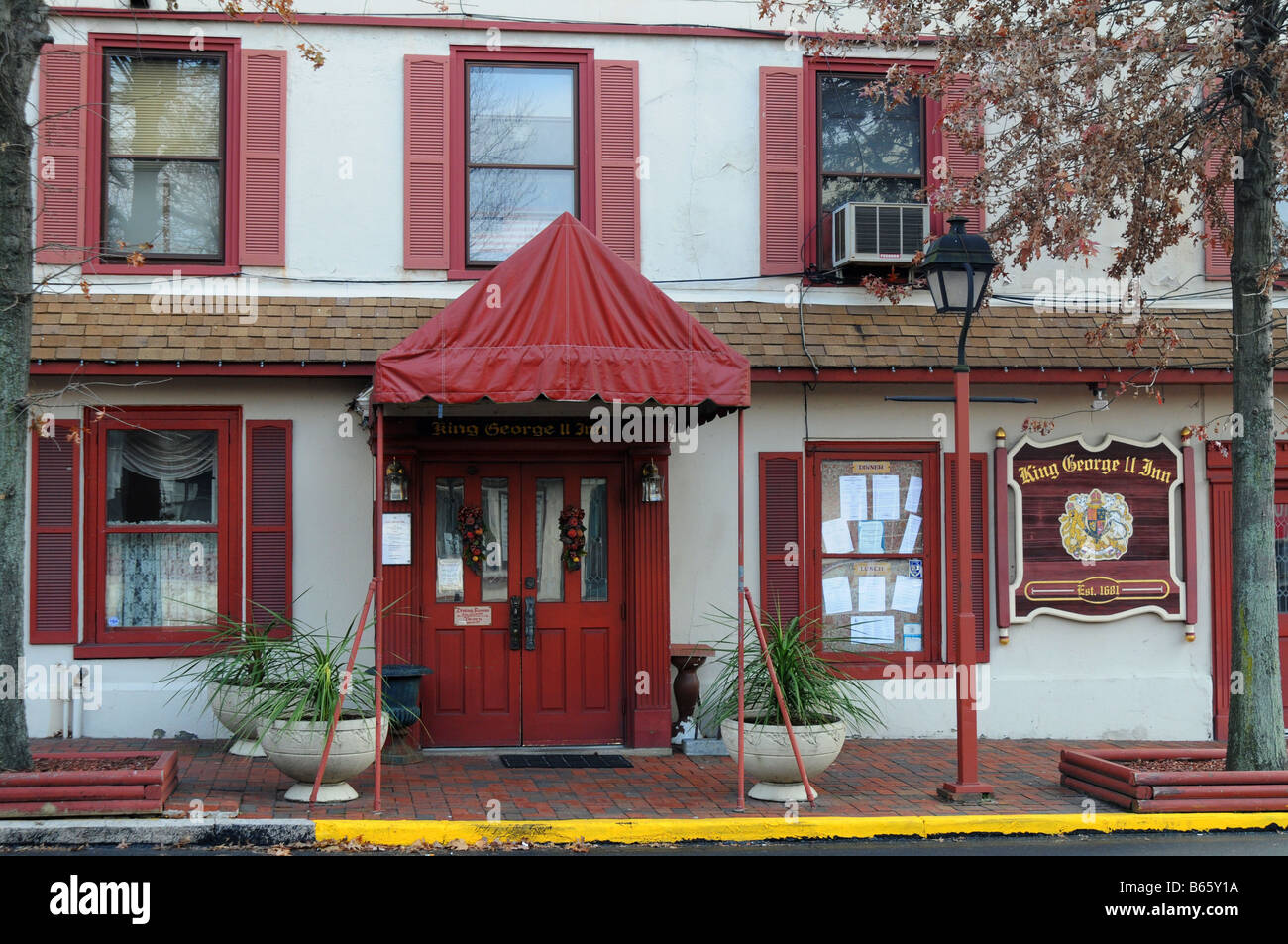 Entrance king george 2 inn hi-res stock photography and images - Alamy