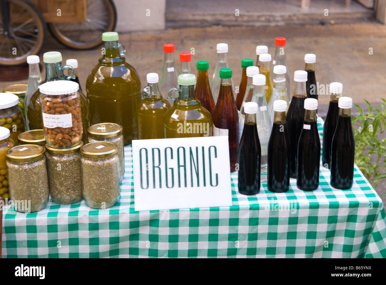 Middle east market stalls hi-res stock photography and images - Alamy