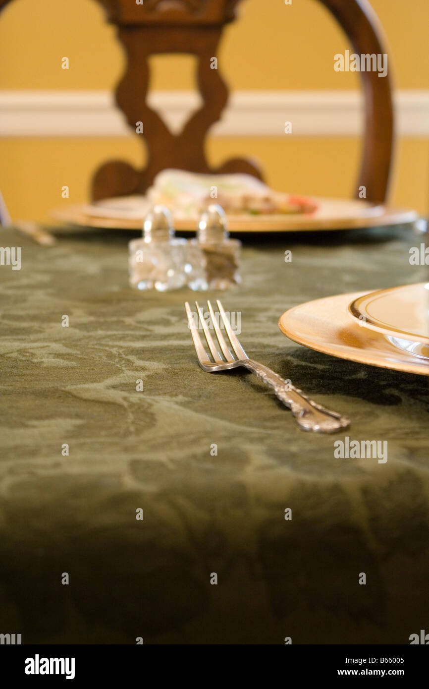 Elegant gold tableware place setting hi-res stock photography and ...