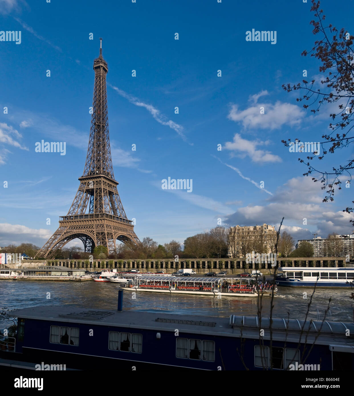 Paris sightseeing boats eiffel tower hi-res stock photography and ...