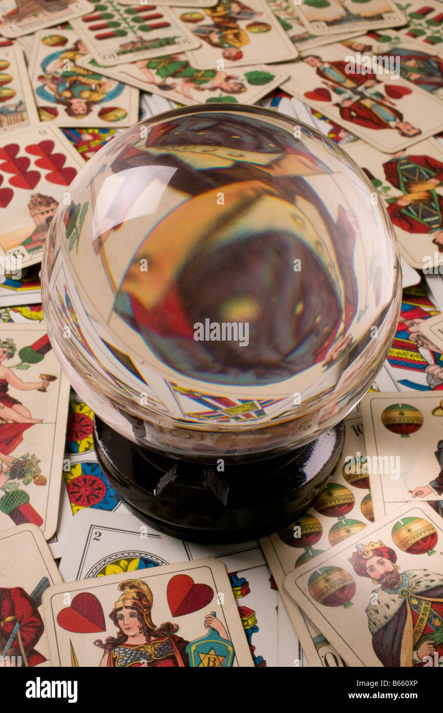 Crystal ball and tarot cards Stock Photo - Alamy