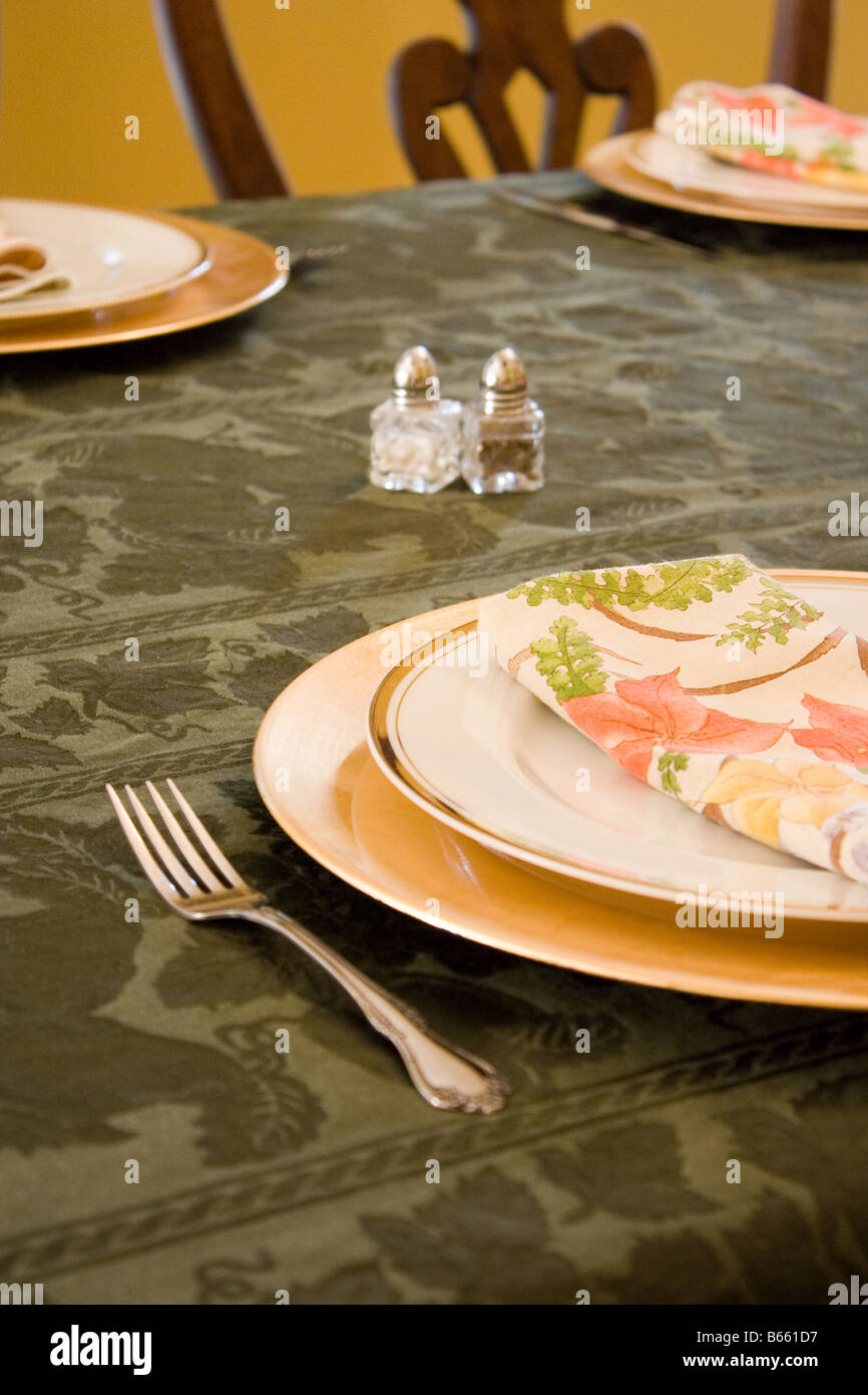 Elegant gold tableware place setting hi-res stock photography and ...