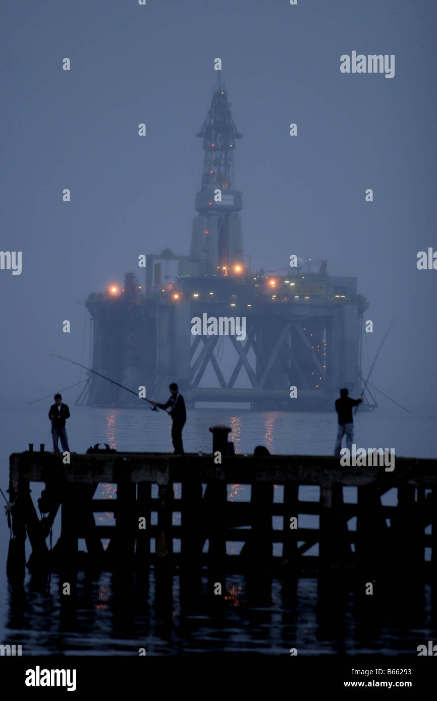 Oil rig behind pier hi-res stock photography and images - Alamy