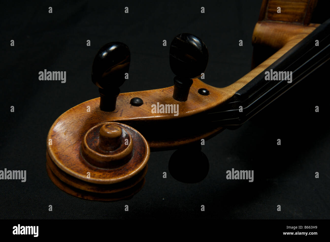 Violin on black background Stock Photo - Alamy