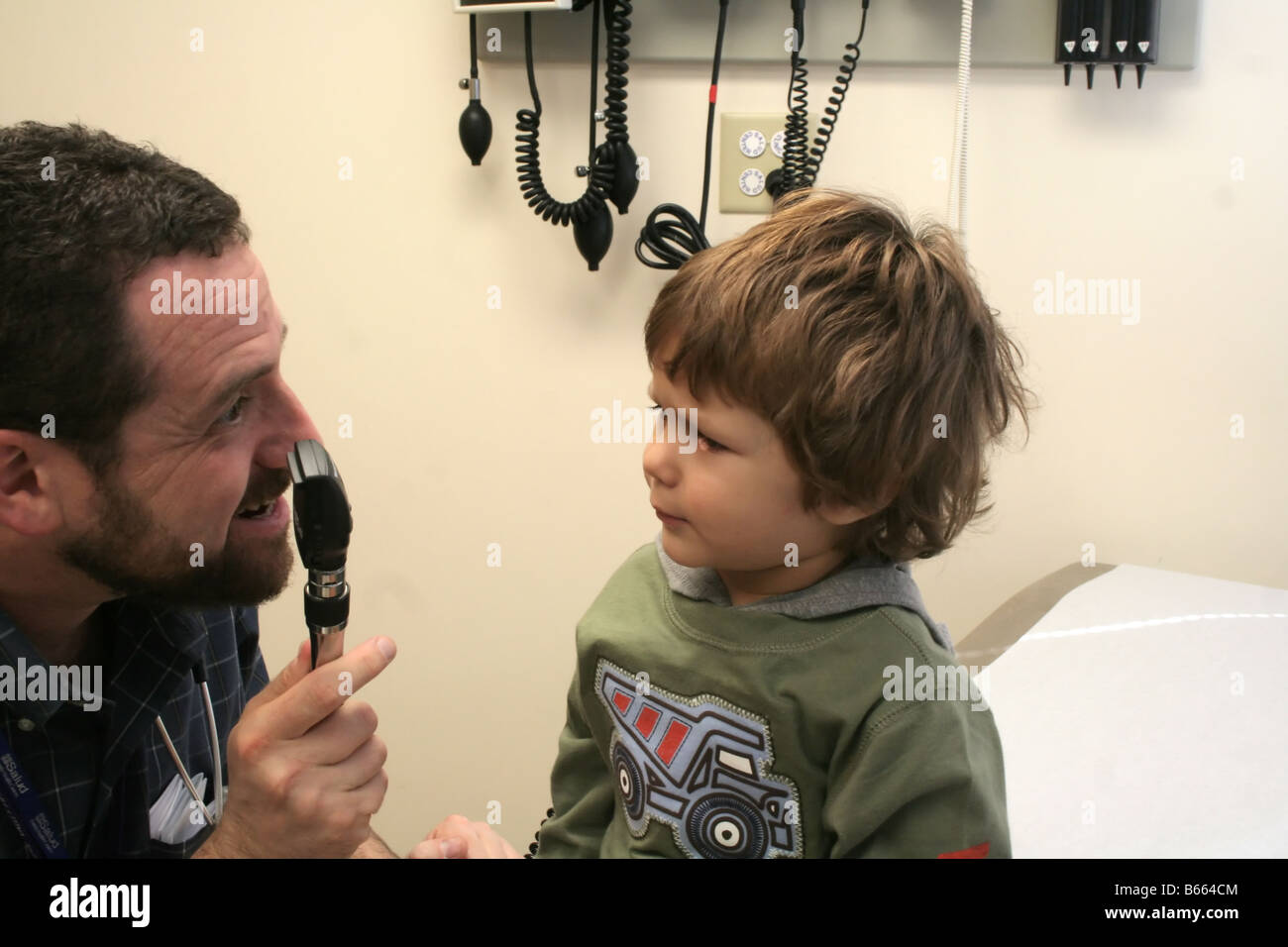 Doctor giving eye exam to young child Stock Photo - Alamy