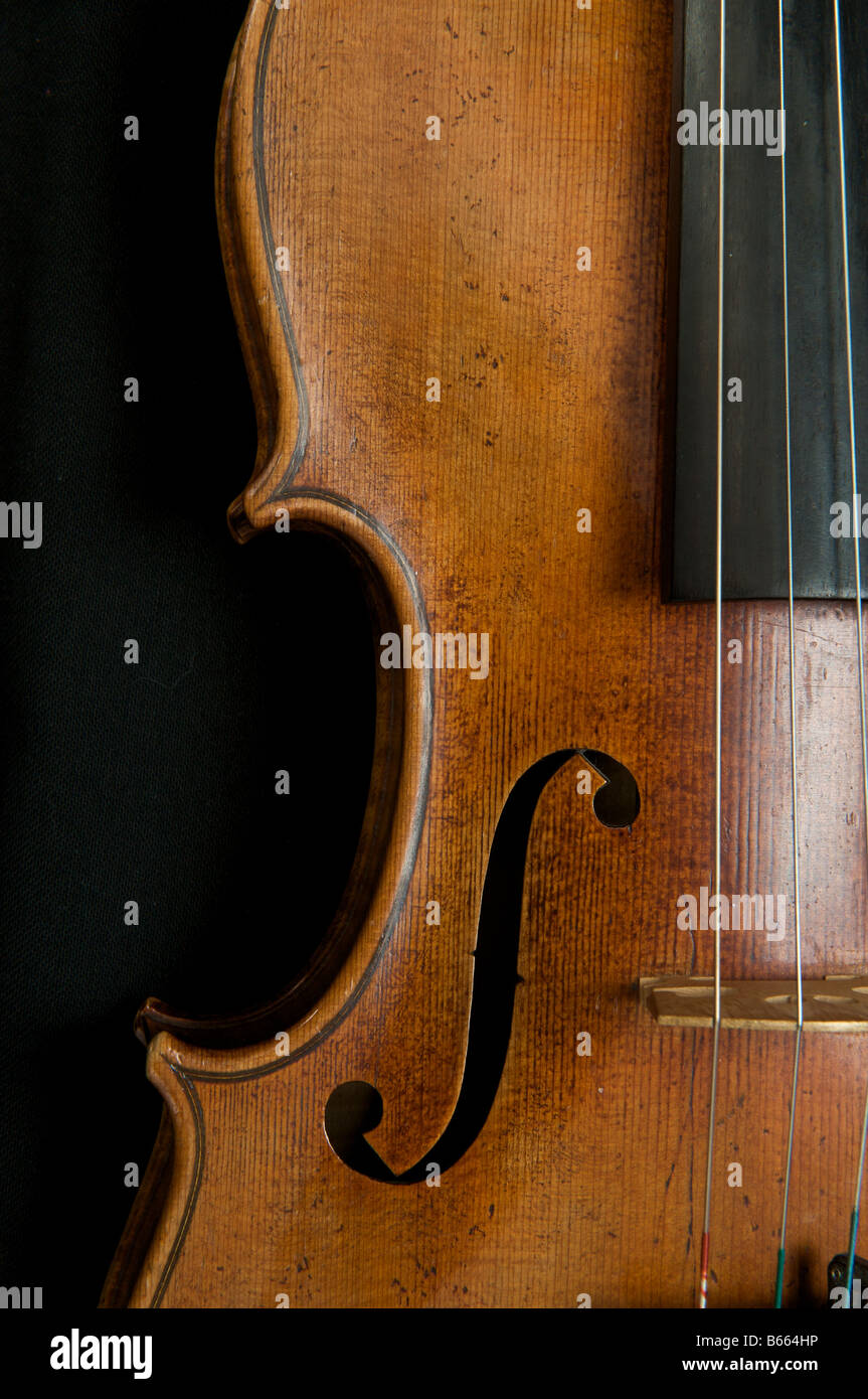 Violin on black background Stock Photo - Alamy