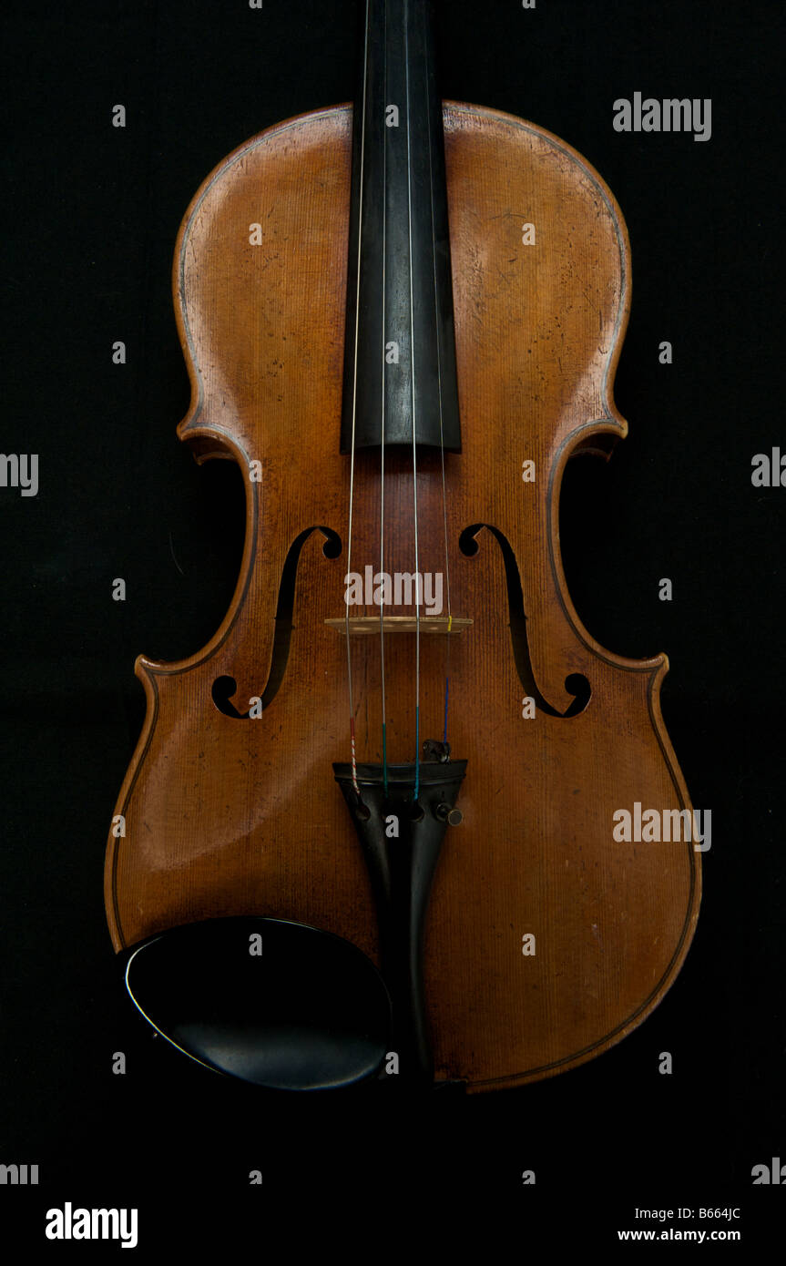 Violin on black background Stock Photo - Alamy
