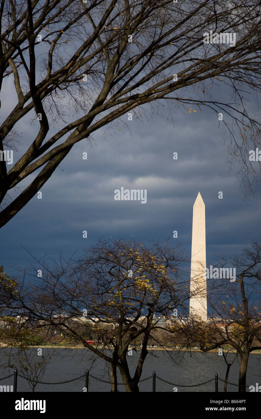 Brightly lit Washington Monument Stock Photo - Alamy