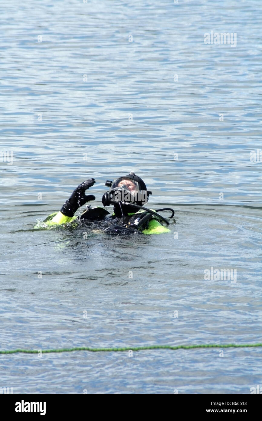 scuba diver adjusting his mask Stock Photo - Alamy