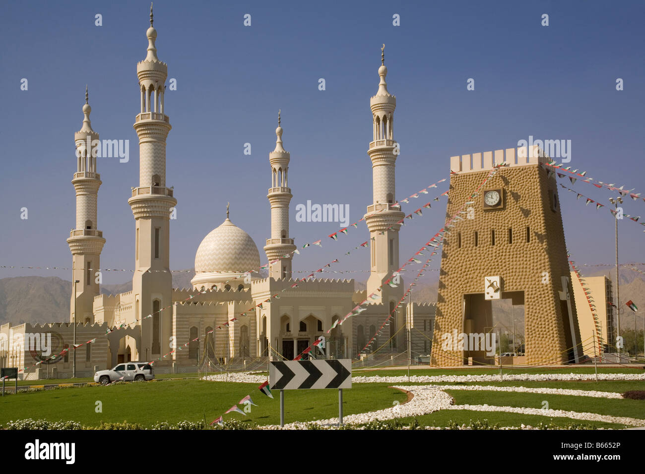 United Erab Emirates Fujairah Dibba Mosque & traffic roundabout Stock ...