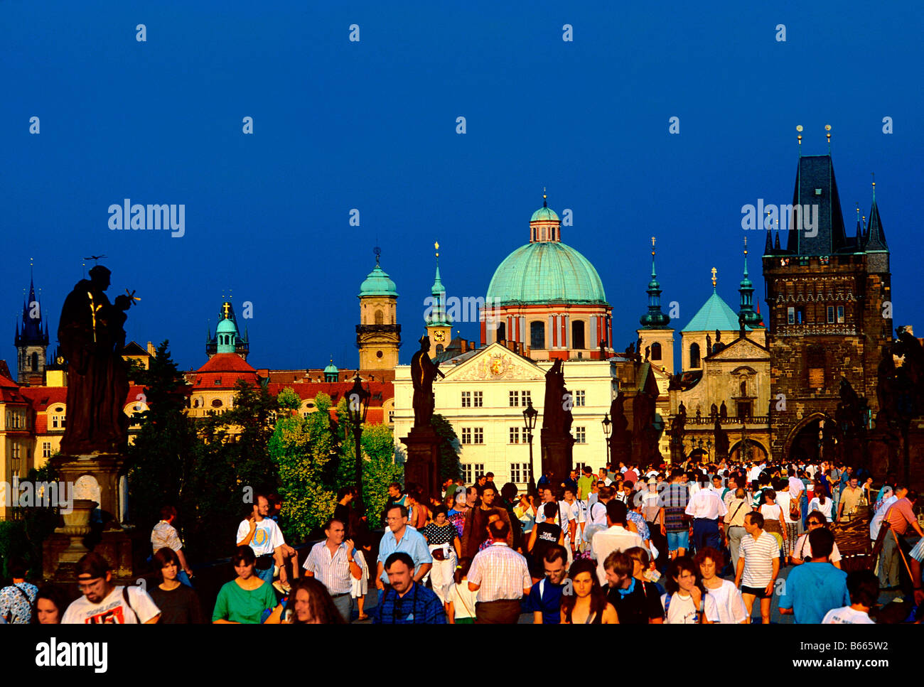 crowd on charles bridge in Prague Stock Photo - Alamy
