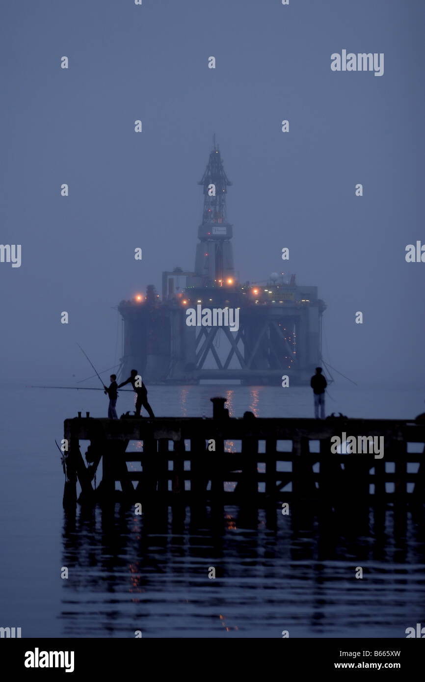 Oil rig behind pier hi-res stock photography and images - Alamy