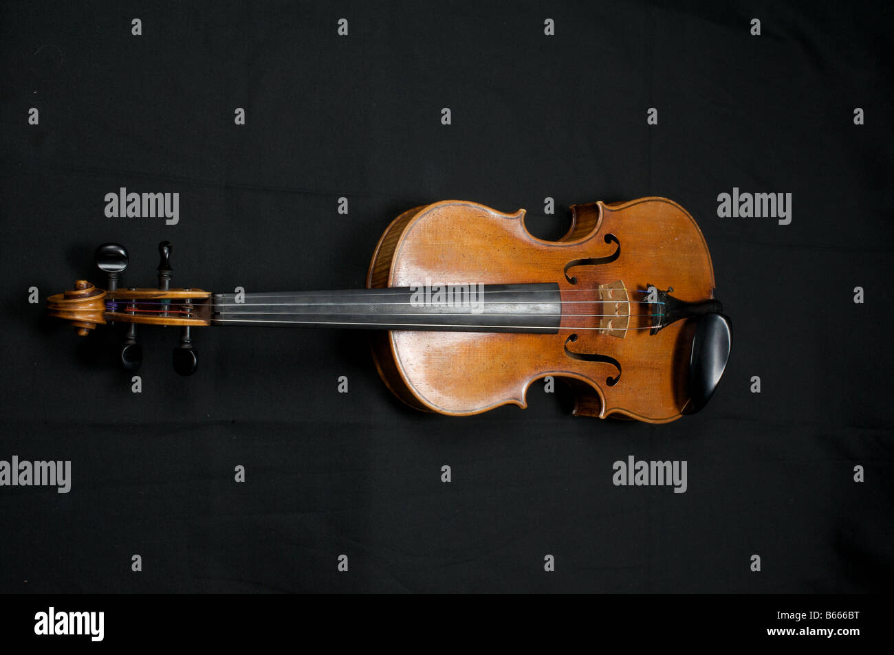 Violin on black background Stock Photo - Alamy