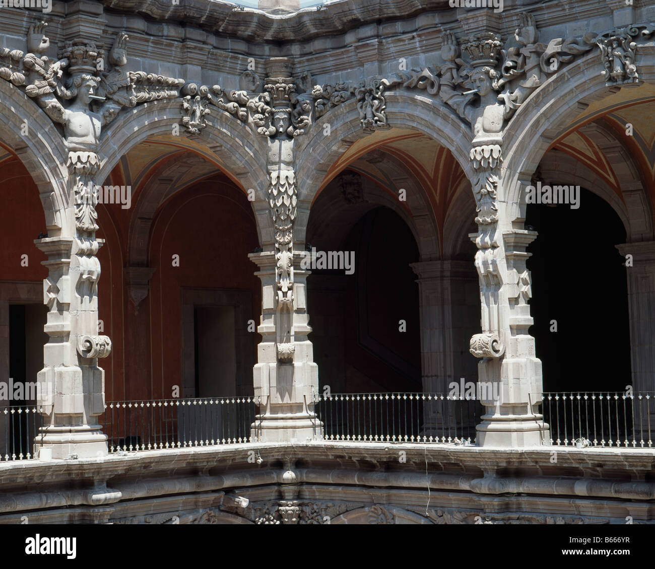 Two storey cloisters hi-res stock photography and images - Alamy
