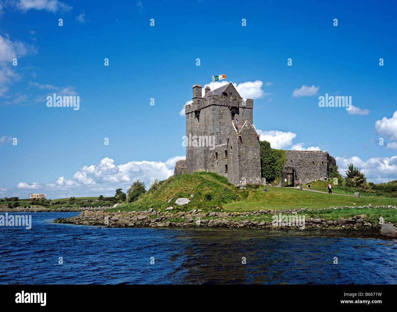 Dunguaire castle kinvara co galway hi-res stock photography and images ...