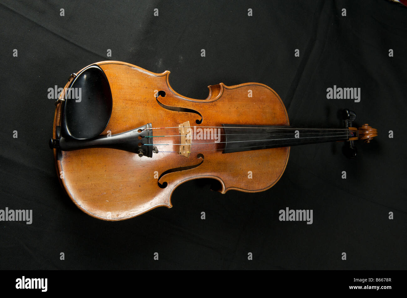 Violin on black background Stock Photo - Alamy