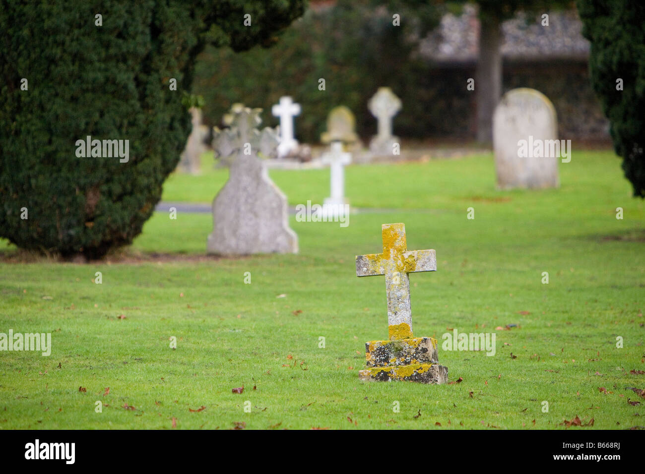 A lone headstone in a cemetery Stock Photo - Alamy