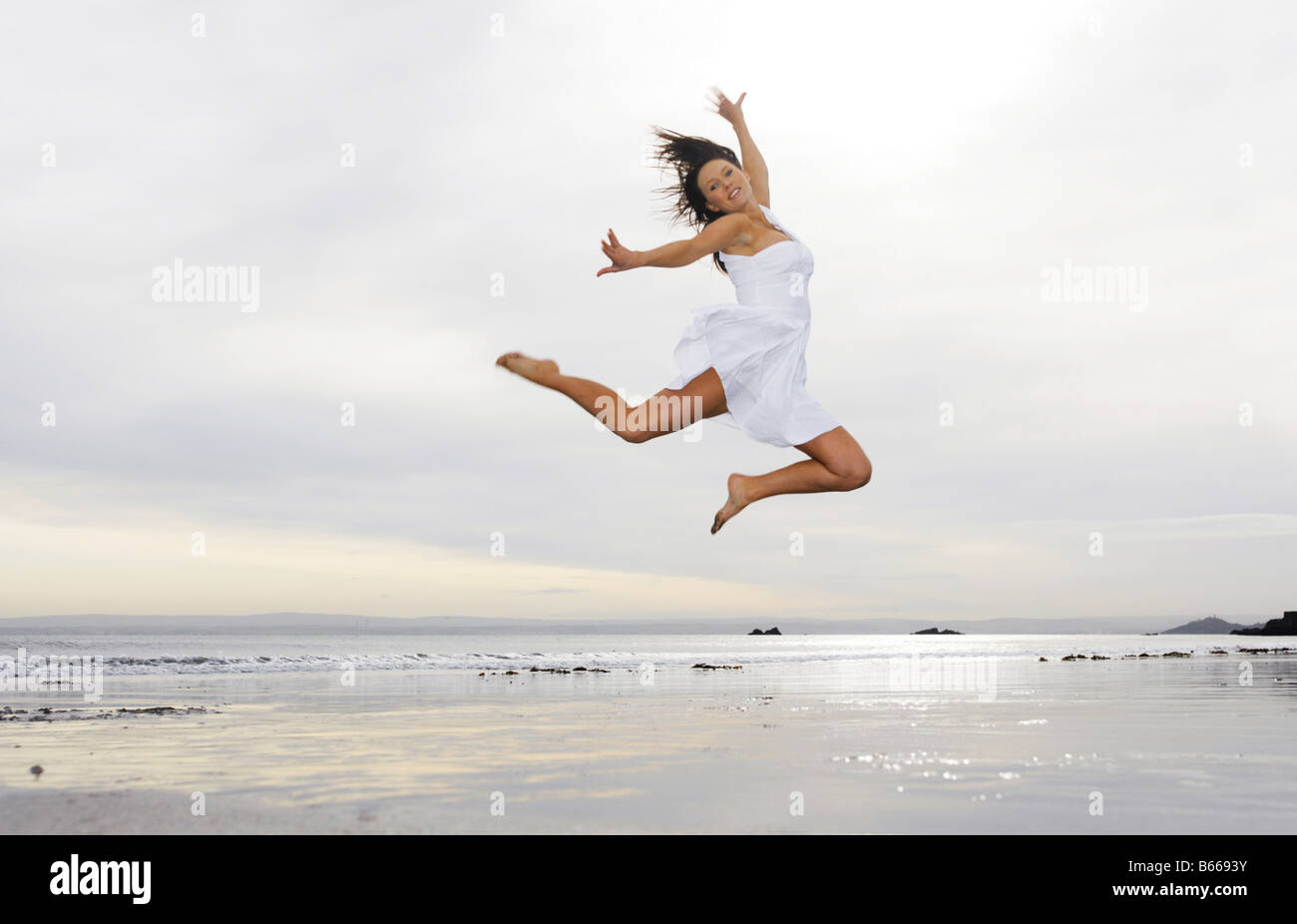Dancer leaping hi-res stock photography and images - Alamy