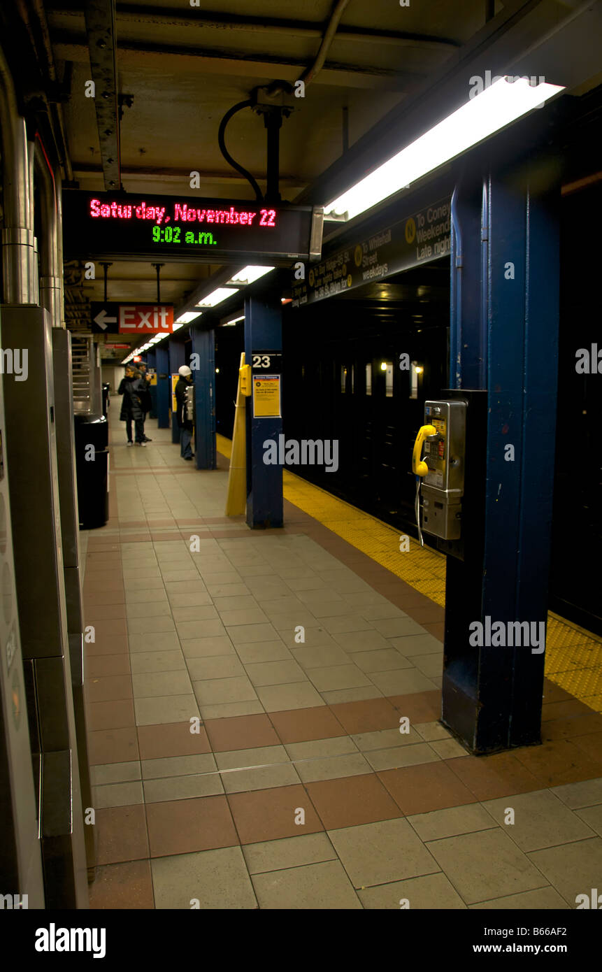 Subway station in Manhattan New York November 2008 Stock Photo - Alamy