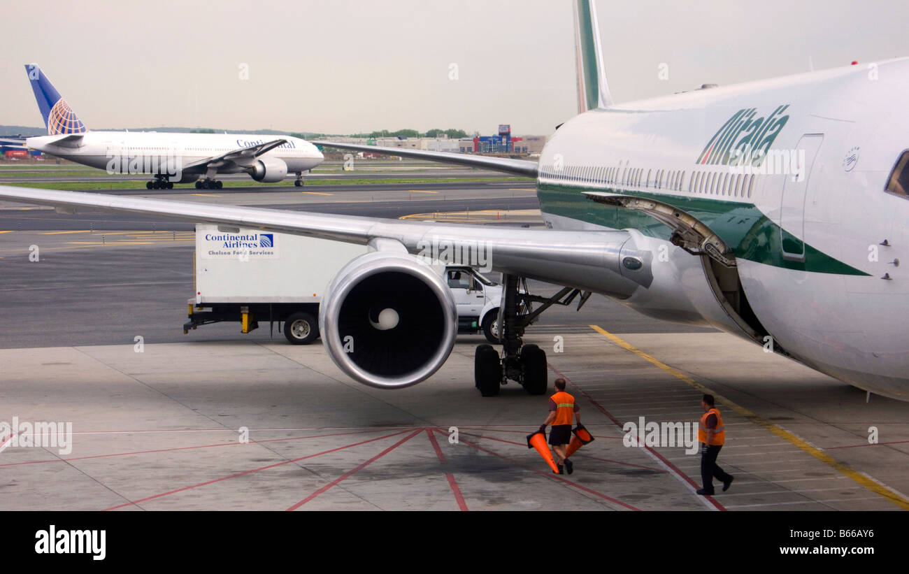 Planes at Newark Airport Newark New Jersey Stock Photo - Alamy