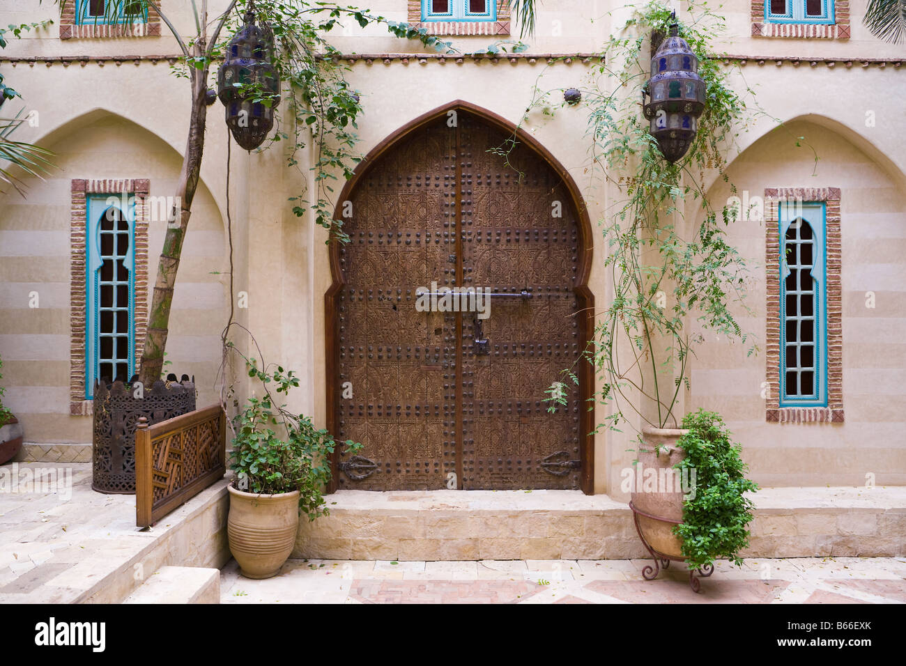 Curving archway hi-res stock photography and images - Alamy