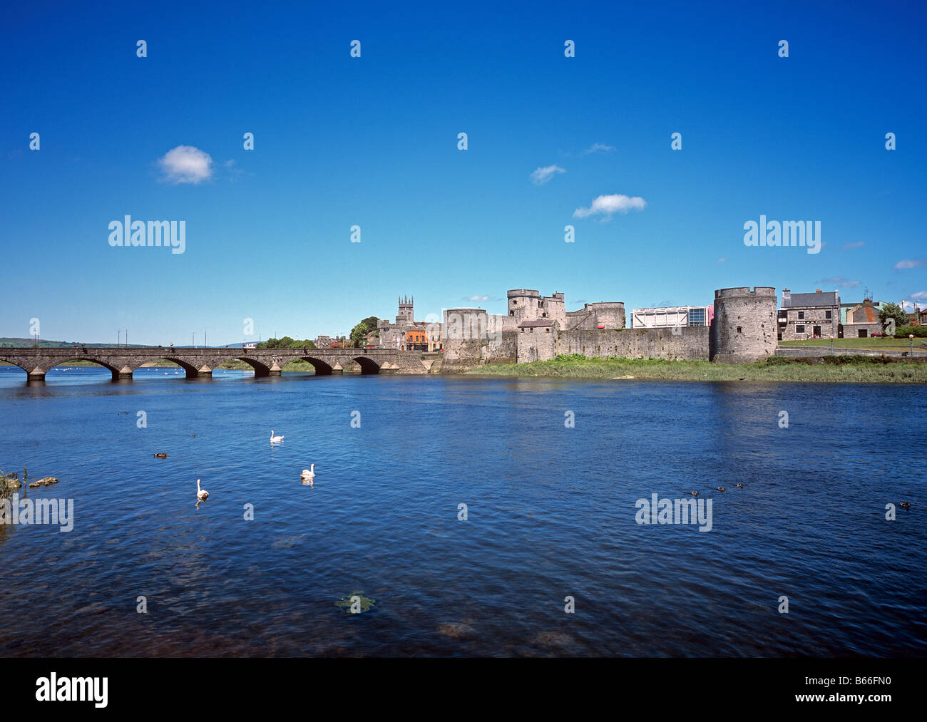 Limerick castles hi-res stock photography and images - Alamy