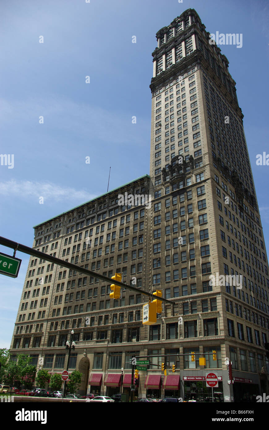 A skyscaper towers upwards in Downtown Detroit Stock Photo - Alamy