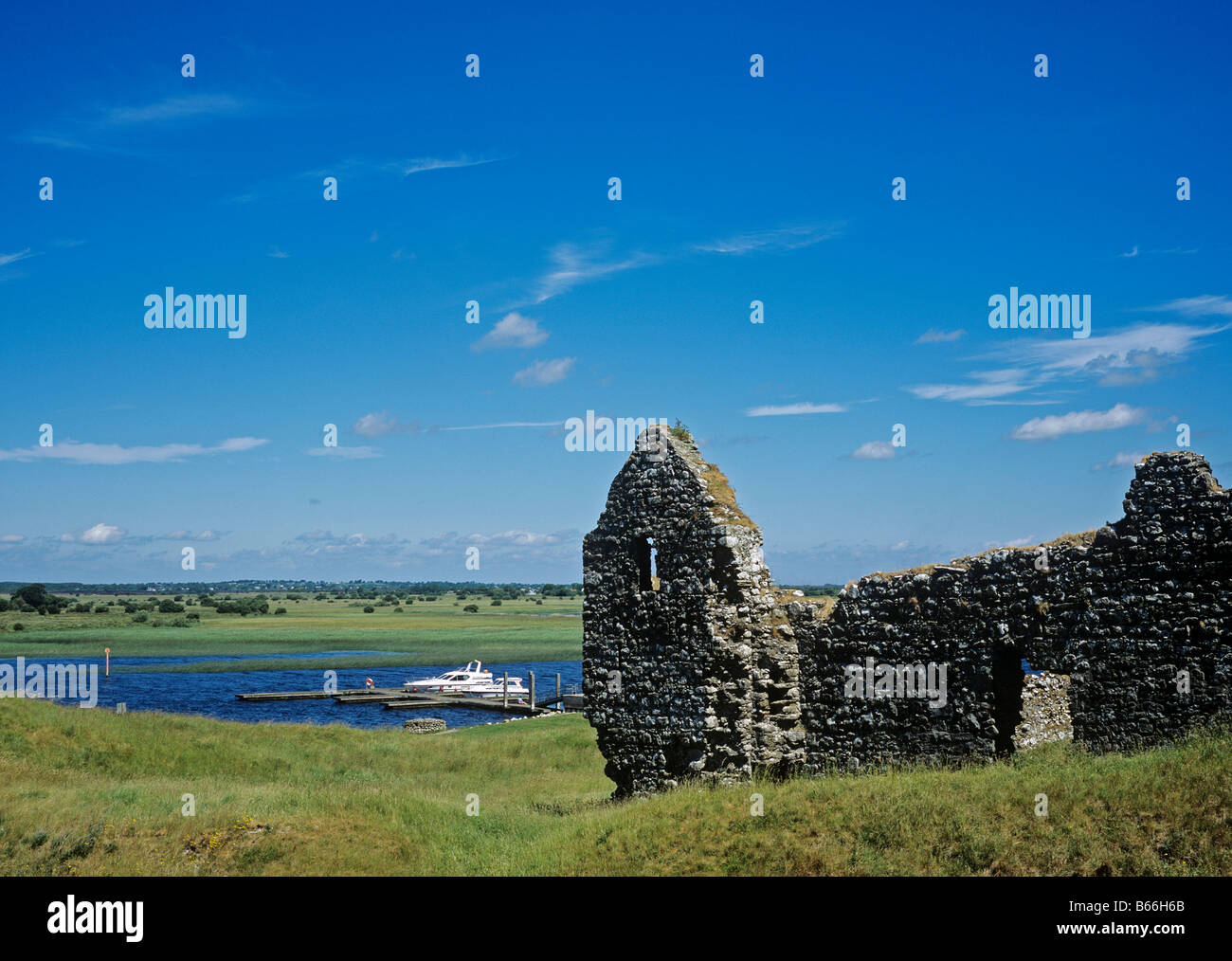 Clonmacnoise castle ruins hi-res stock photography and images - Alamy