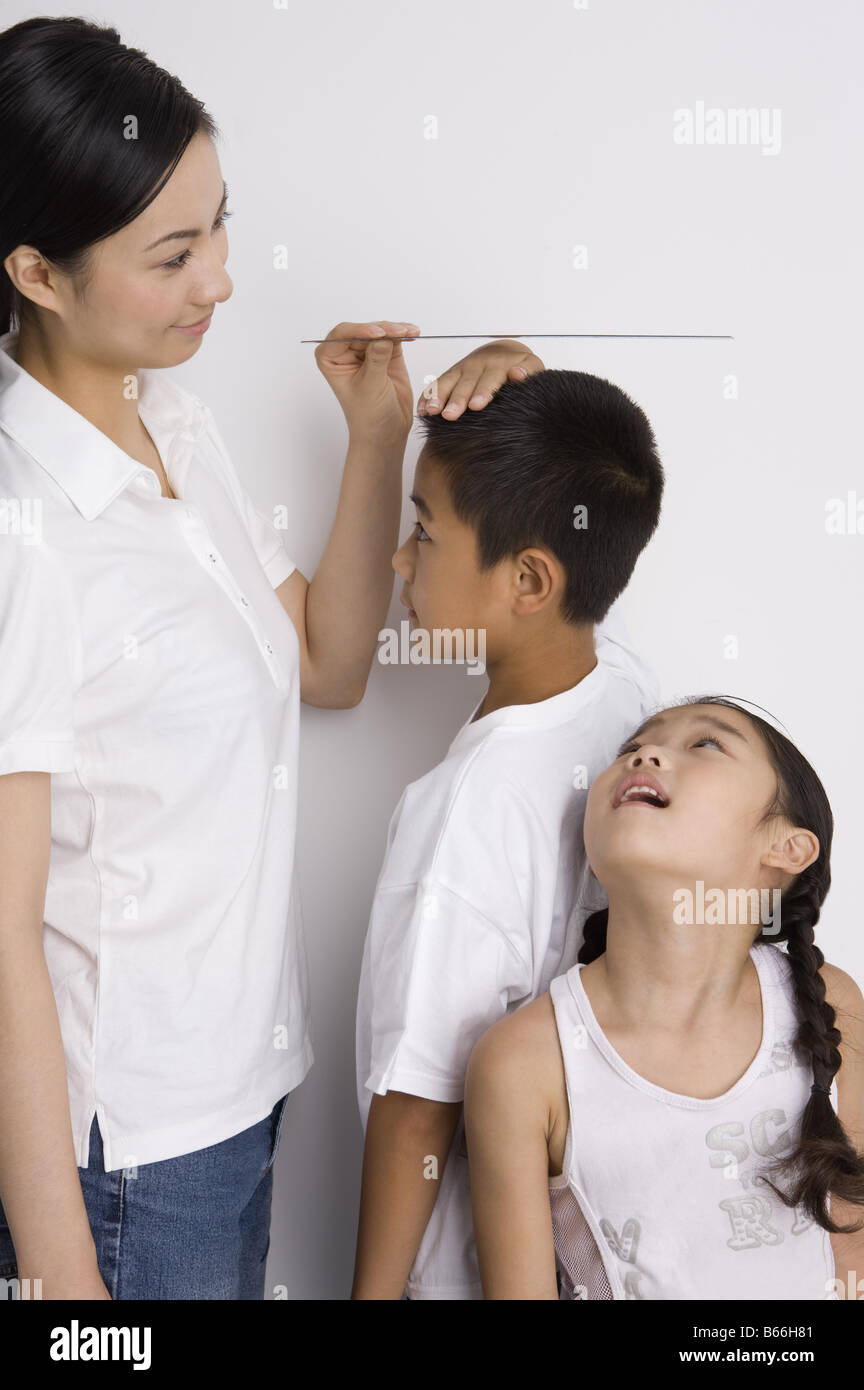Children measuring with ruler hi-res stock photography and images - Alamy