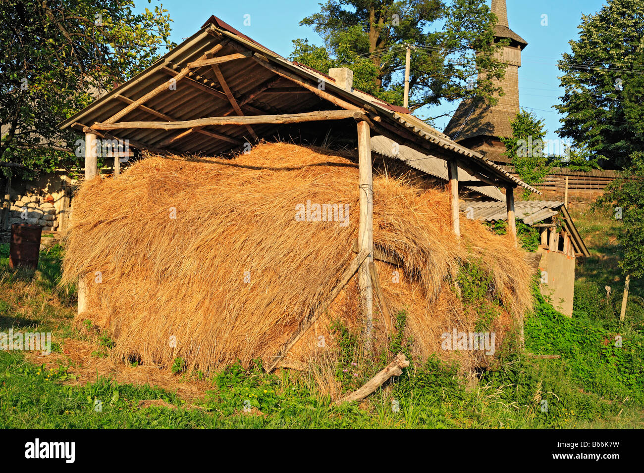 Hayrick hi-res stock photography and images - Alamy