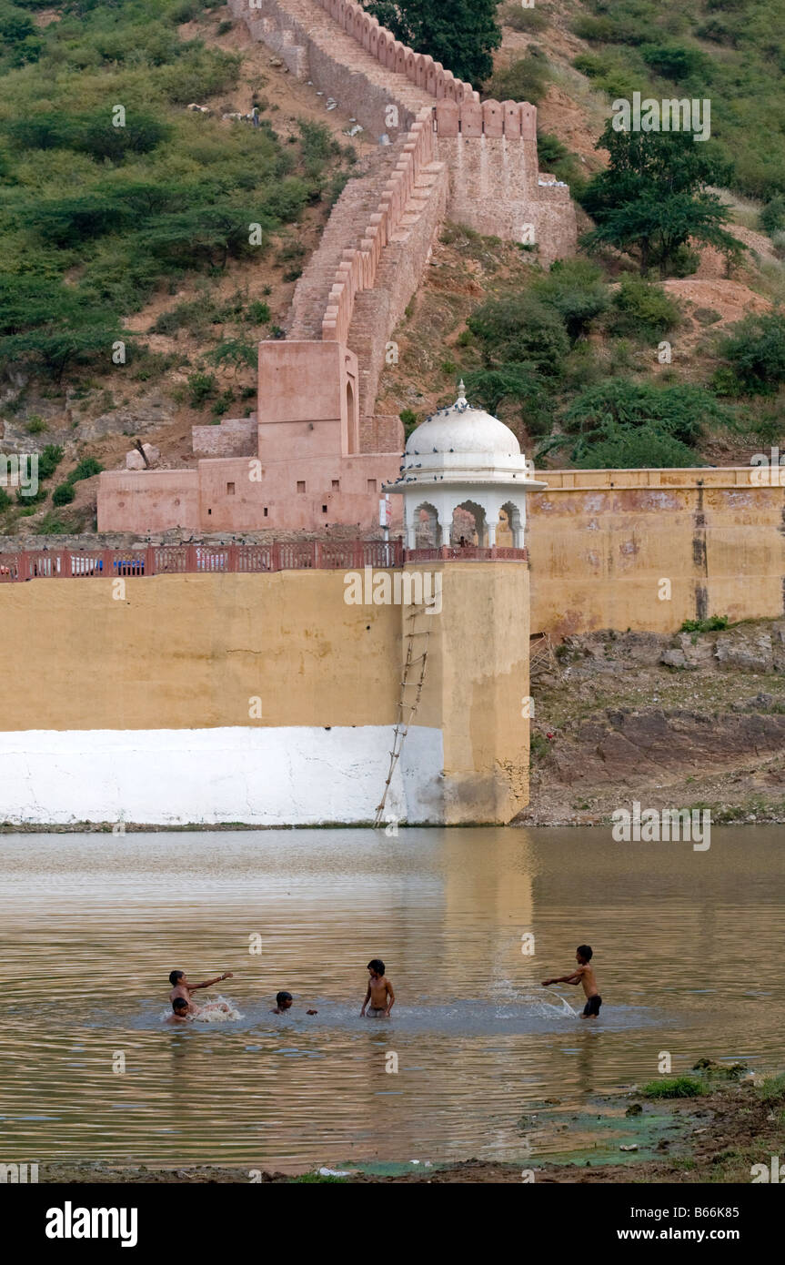 Children playing water fight hi-res stock photography and images - Alamy