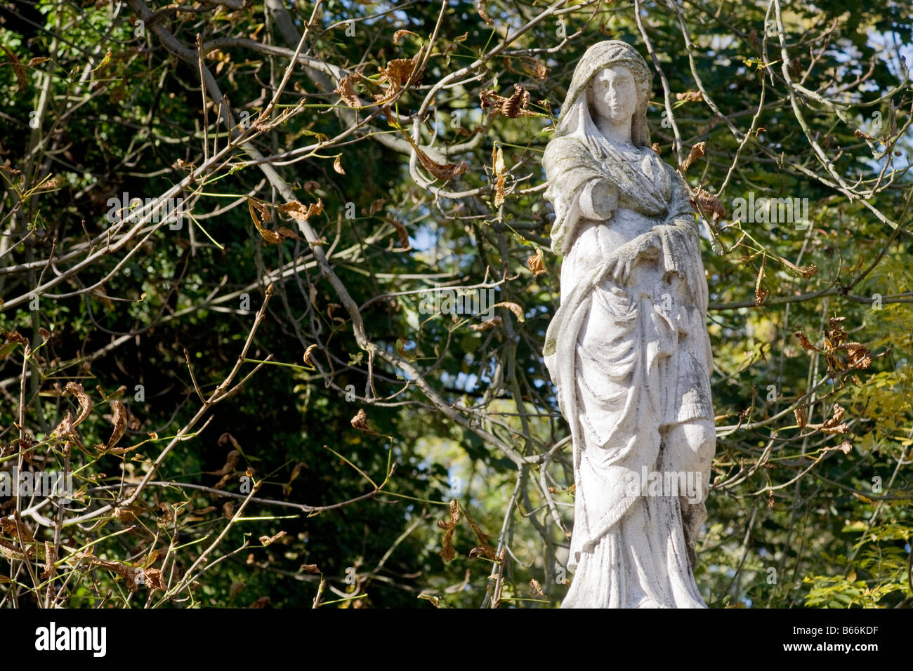 Statue at cemetery hi-res stock photography and images - Alamy