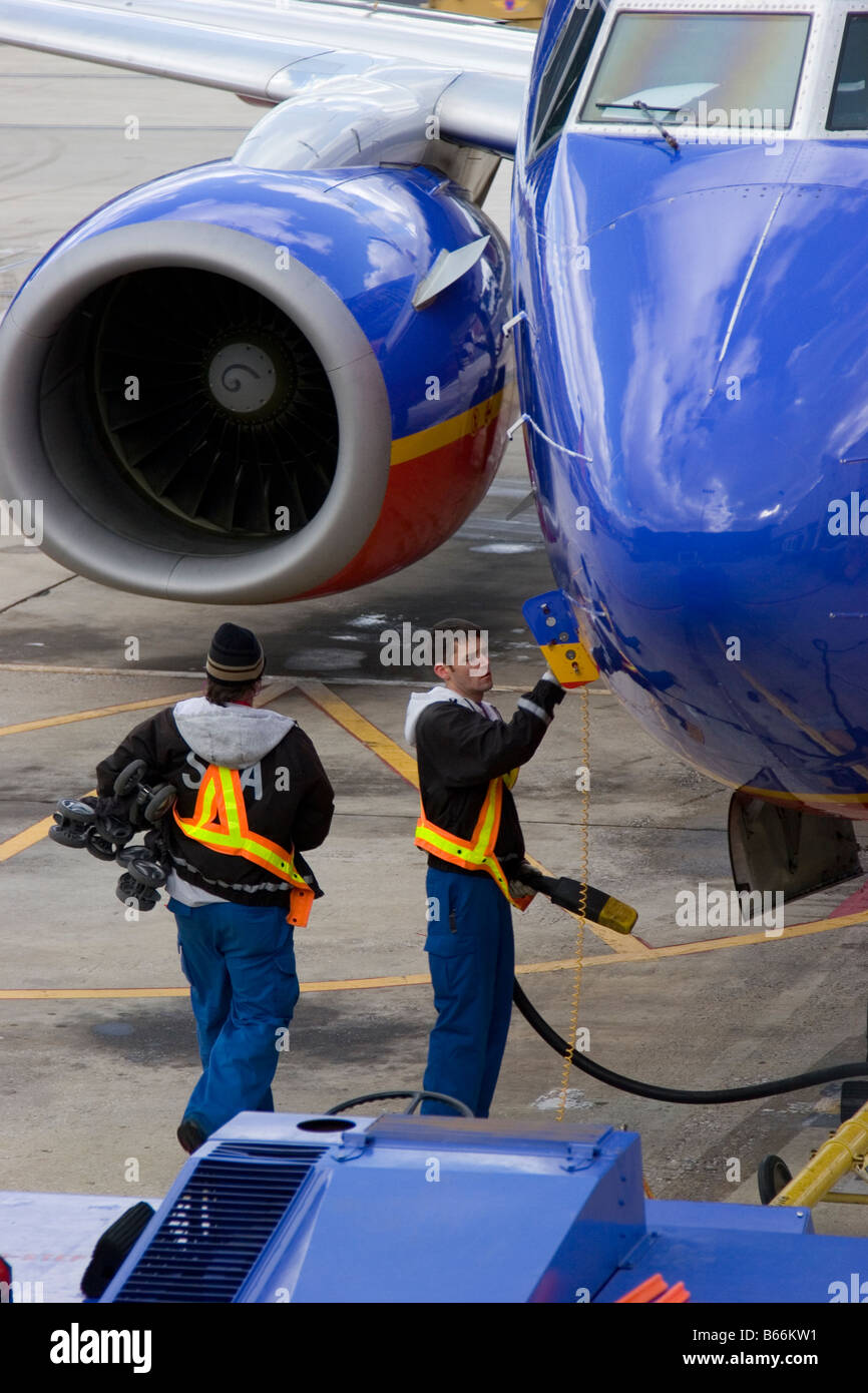 Airline crew work on an airplane on the tarmac before takeoff Stock ...