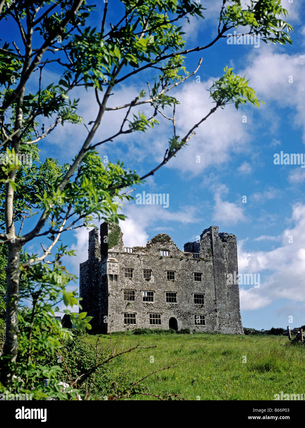 Ruined castle county clare hi-res stock photography and images - Alamy