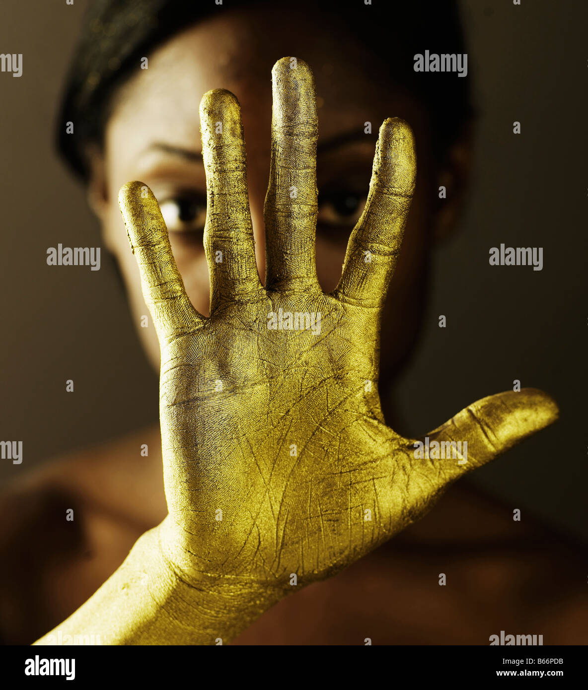 Hand gold sink hi-res stock photography and images - Alamy