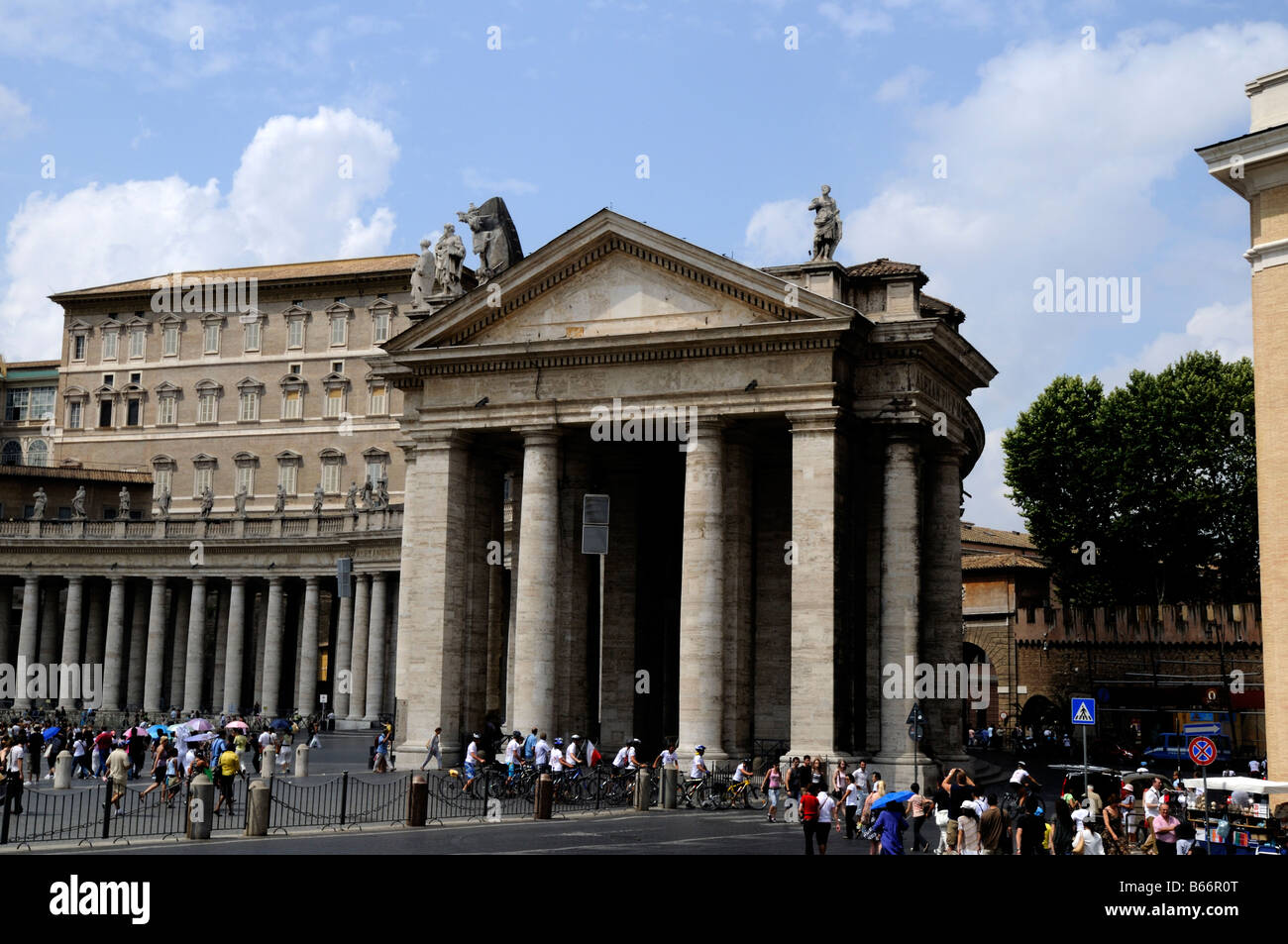 St Peter's Square with Colonnade and Papal Apartments, Rome, Italy ...