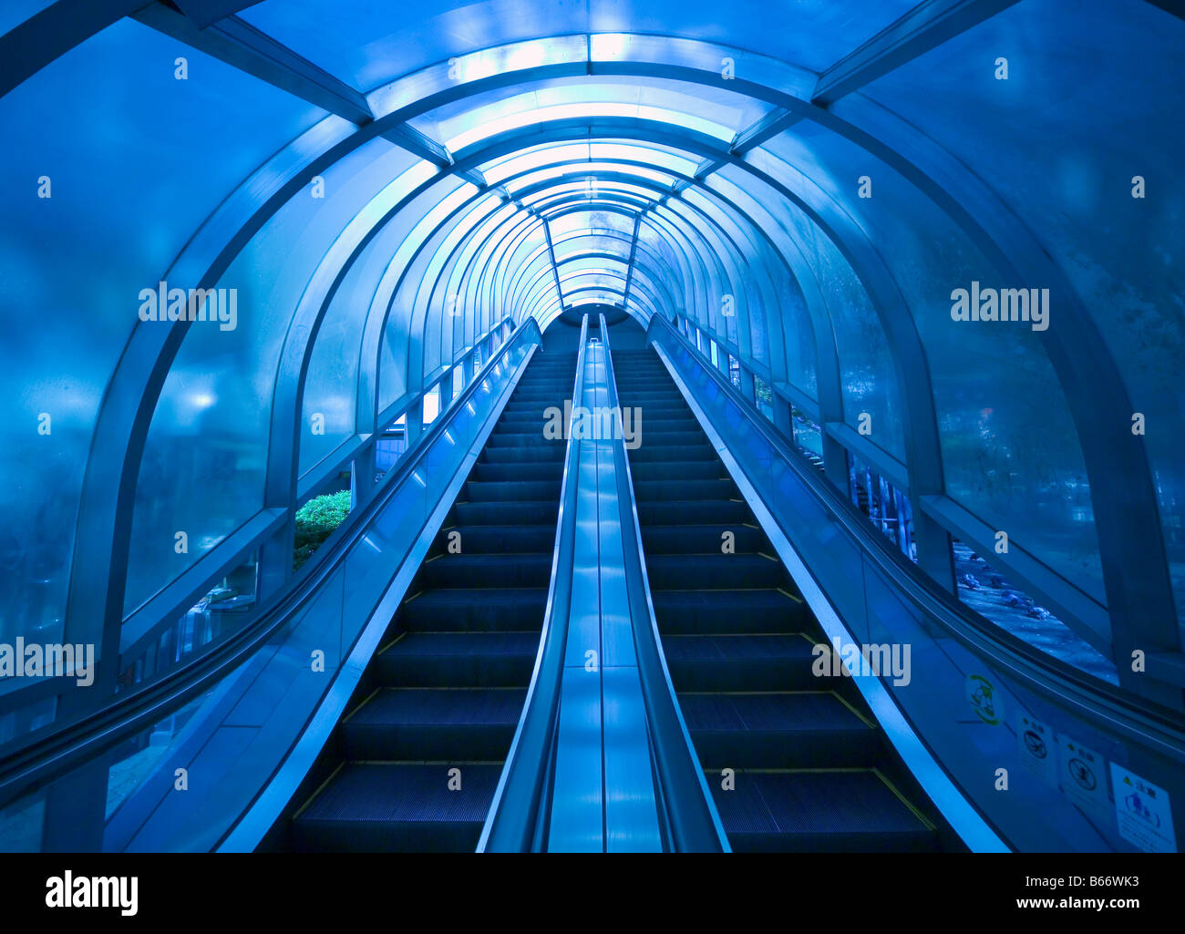 Escalator architecture hi-res stock photography and images - Alamy
