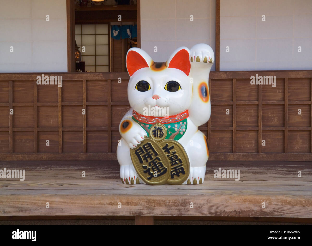 Beckoning cat hi-res stock photography and images - Alamy