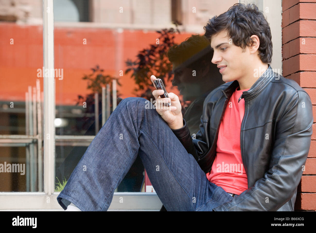 A young man texting Stock Photo - Alamy