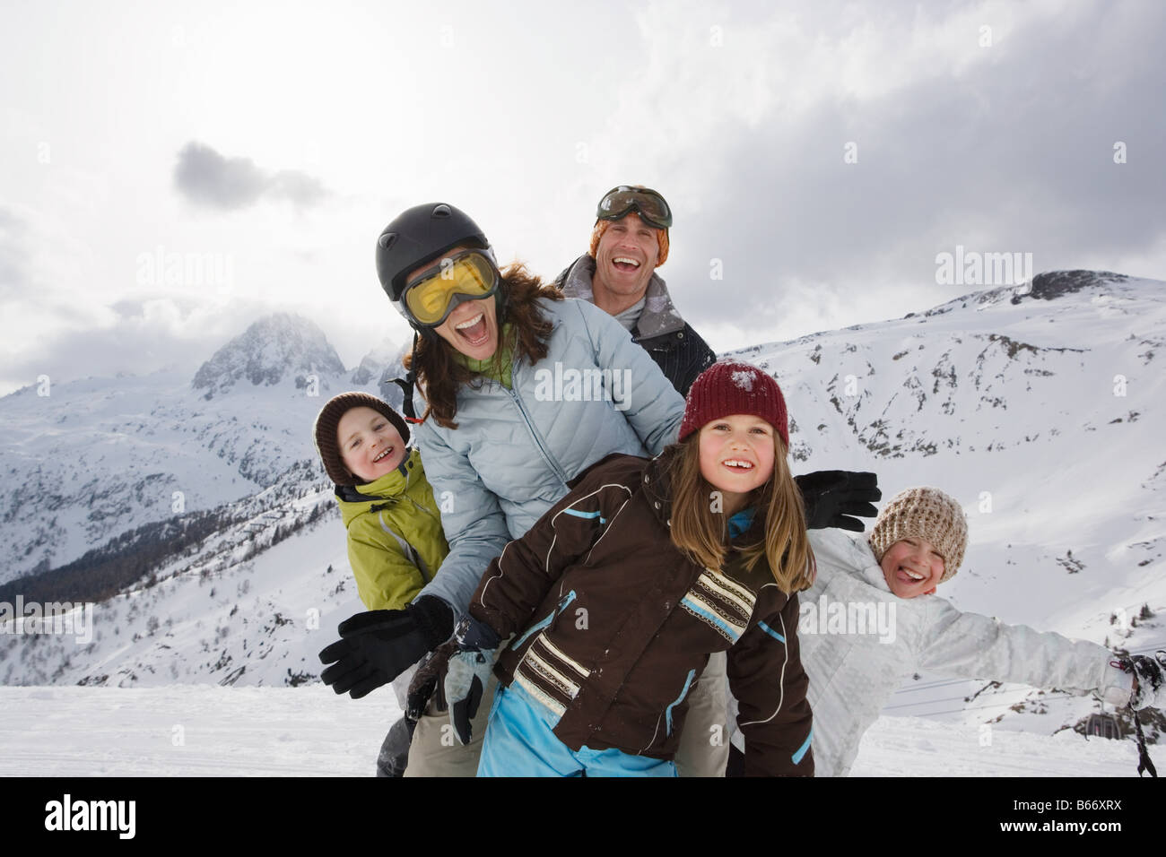 Family ski group hi-res stock photography and images - Alamy