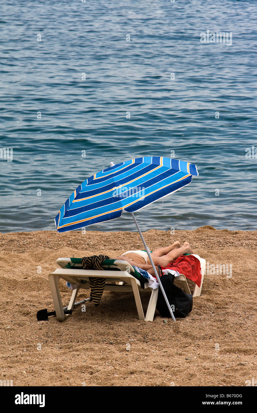 Sunbather umbrella shade hi-res stock photography and images - Alamy