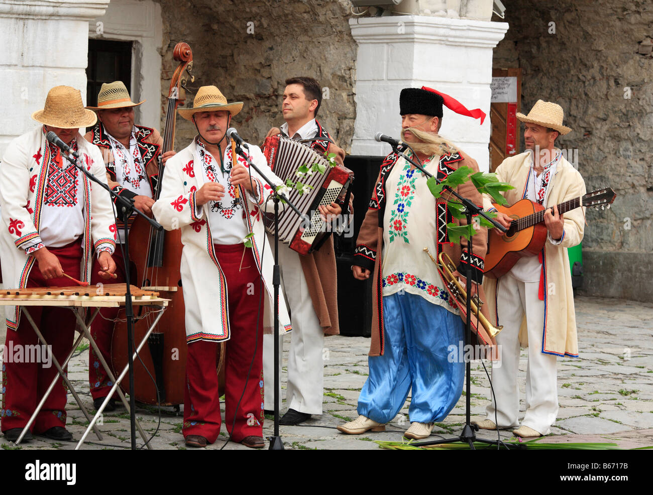 Ukrainian folk dance hi-res stock photography and images - Alamy