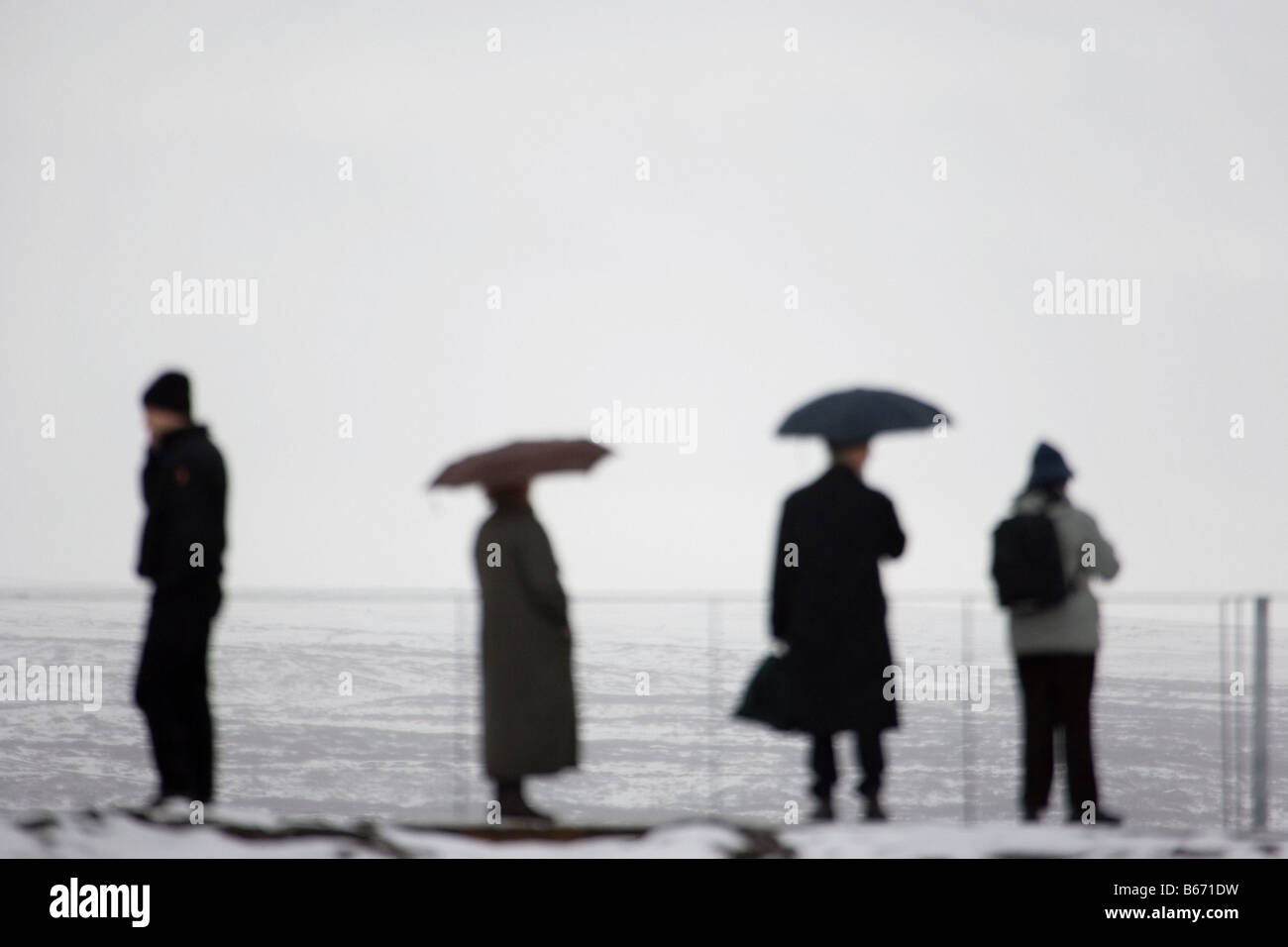 People at viewpoint near lake pingvallavatn Stock Photo - Alamy