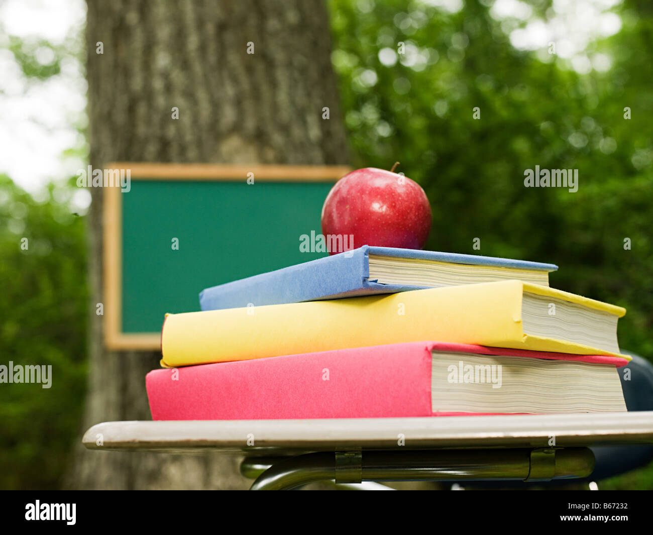 Apple on top stack books hi-res stock photography and images - Alamy