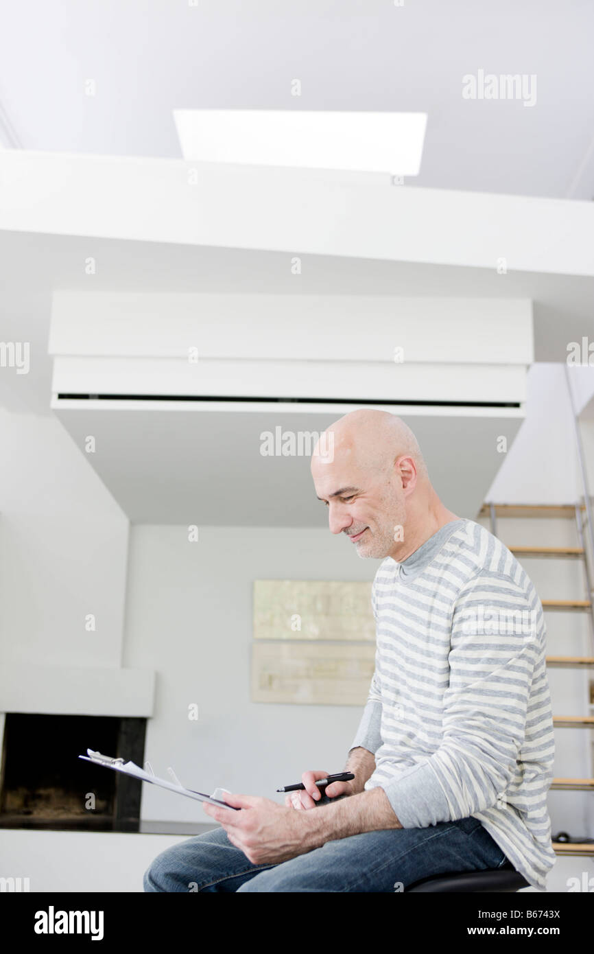 Businessman filling out form Stock Photo - Alamy
