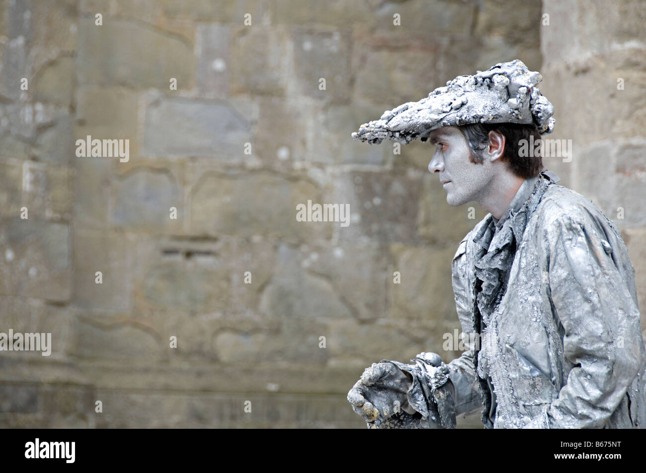 a mime artist in carcassone la cite france painted in pure gray ...