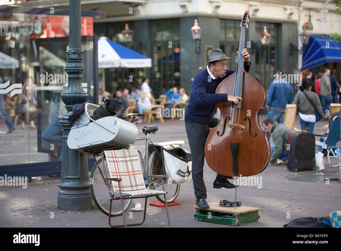 Musician busking hi-res stock photography and images - Alamy