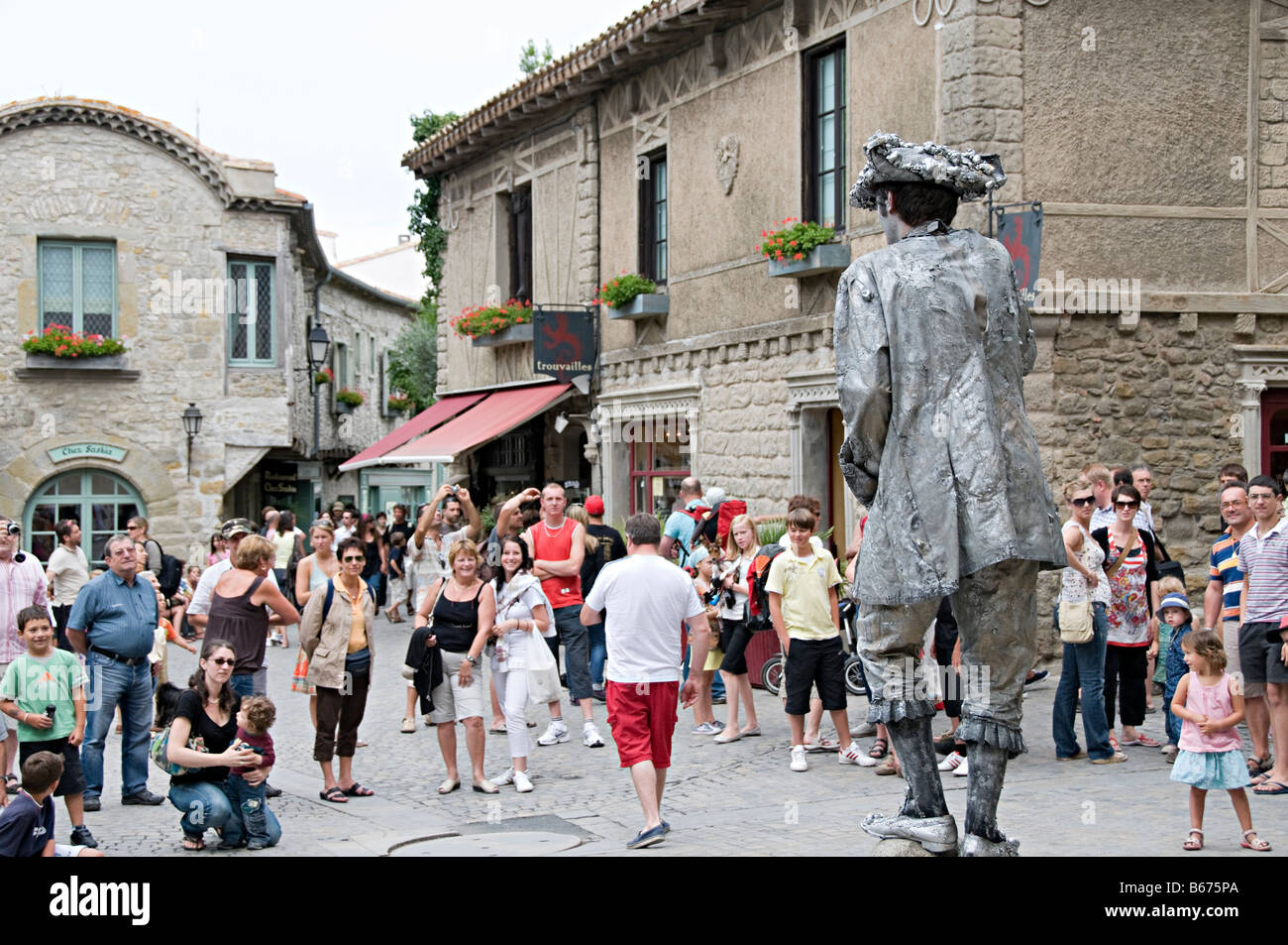 Human statue and mine artist hi-res stock photography and images - Alamy