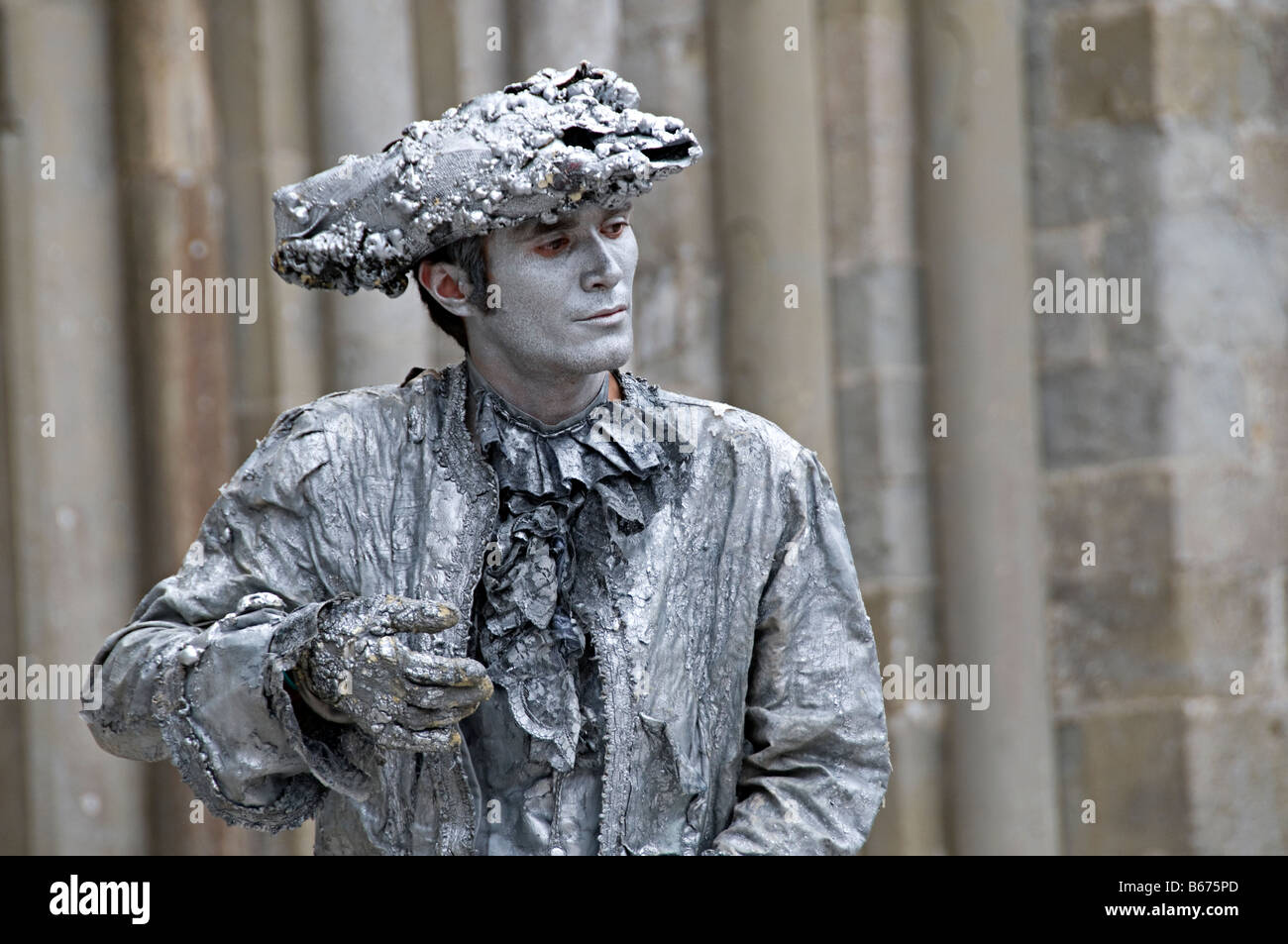 a mime artist in carcassone la cite france painted in pure gray ...